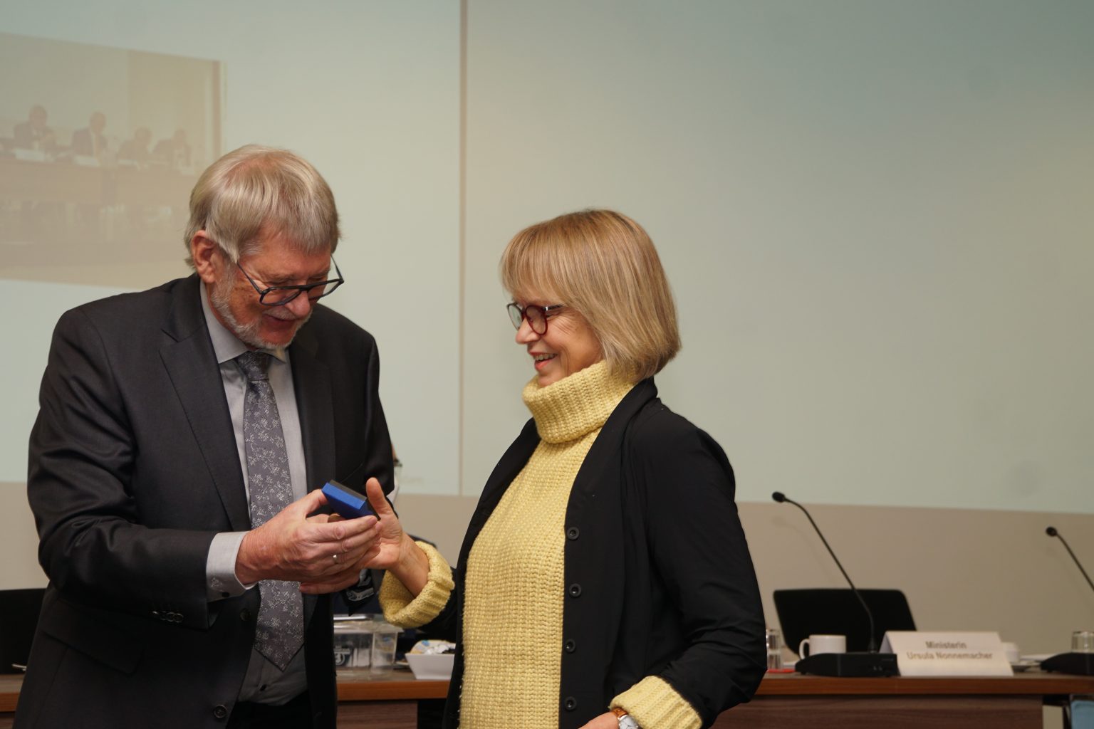 LÄKB-Ehrennadel an Dr. rer. medic. Anett Tillack – Klinisch ...